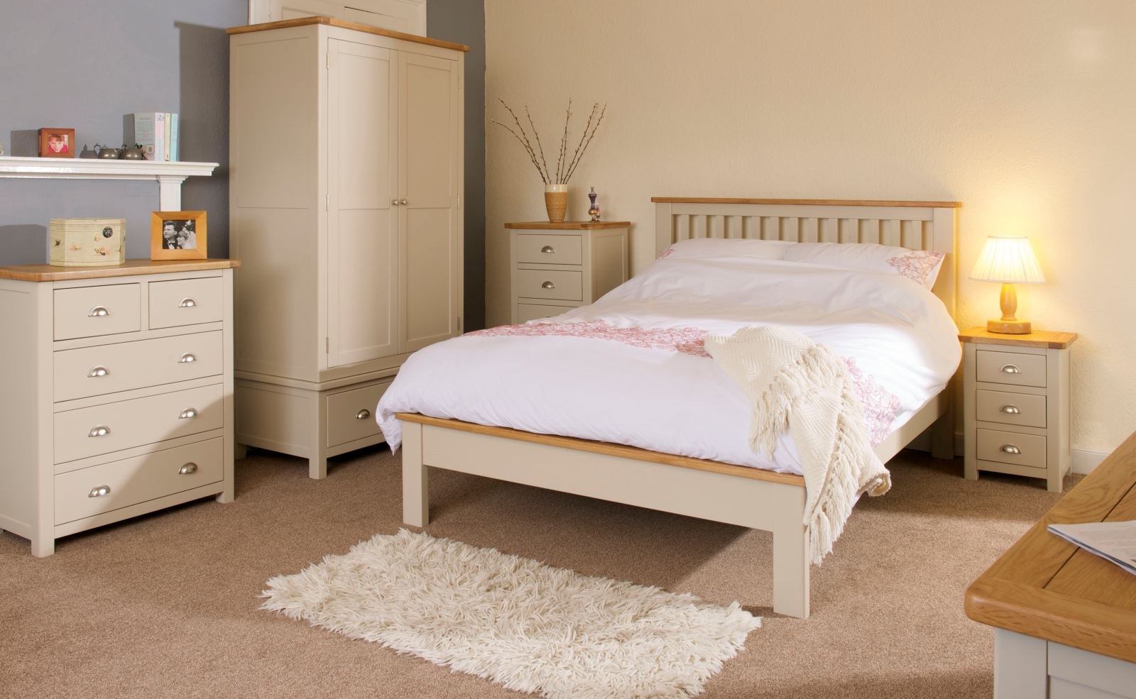 Hunningham Single Bedframe | Oak Detail & Slatted Headboard - Lee Longlands