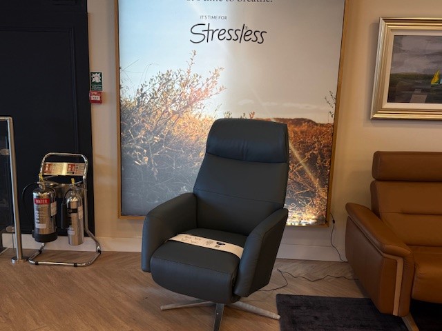 Stressless - Scott Cirrus HEAT + MASSAGE Electric Rclining Leather ...