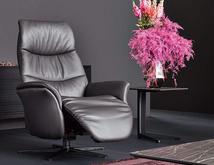 Himolla Azure Medium Manual Recliner Chair - Lee Longlands