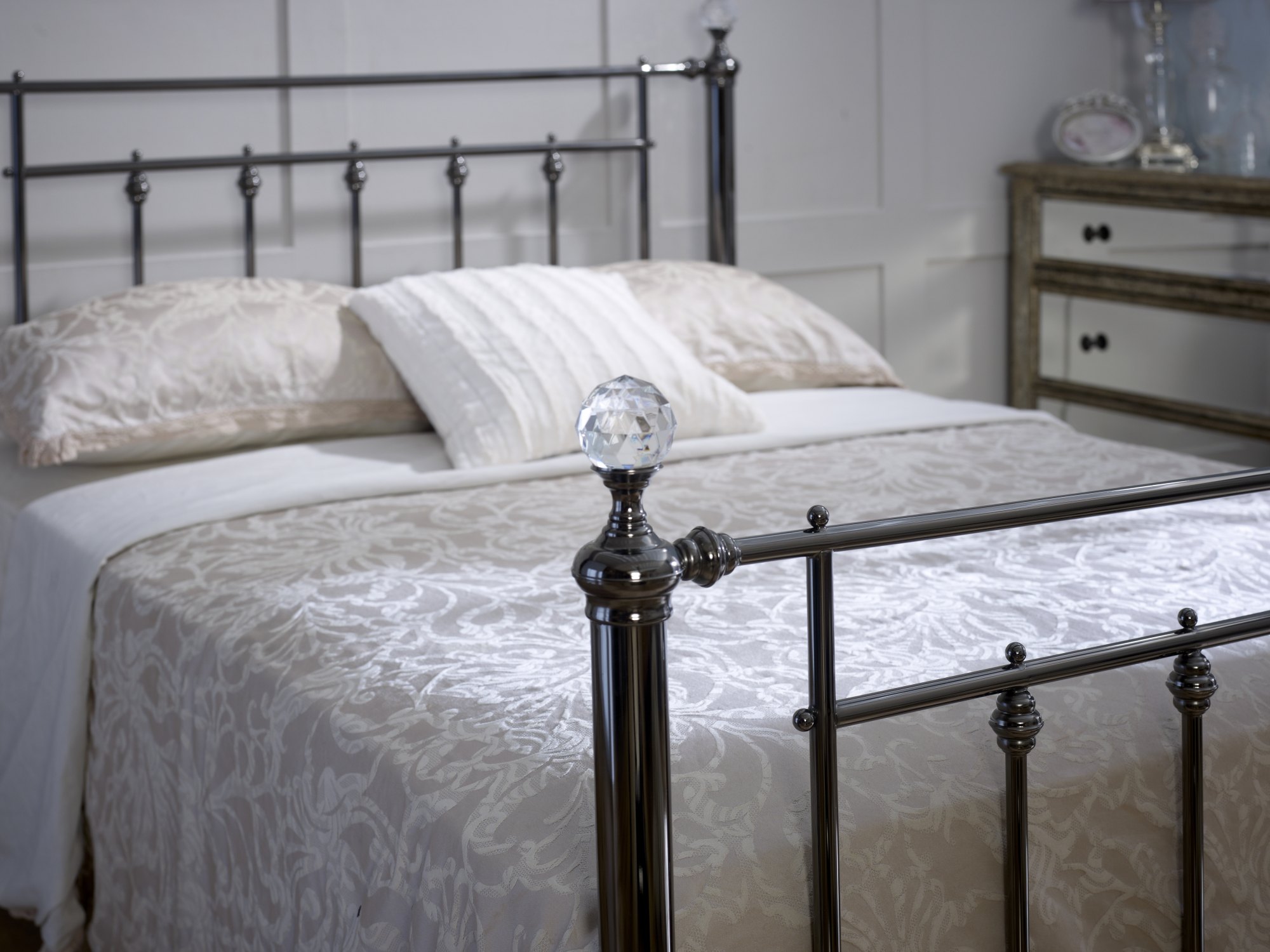 Laura 4'6 Double Crystal Finials Bedframe - Lee Longlands